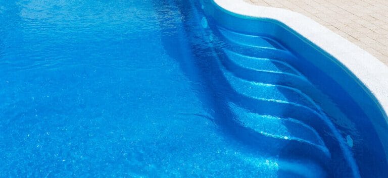 Qual o melhor revestimento para piscina? Veja 8 materiais!