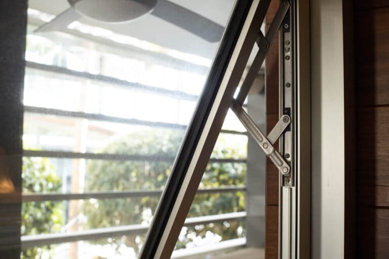 Janela basculante: o que é e onde utilizar no projeto?