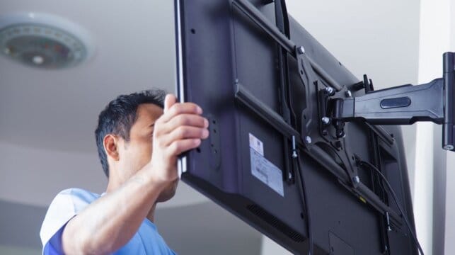 Como instalar suporte para TV em 10 passos [+ Dica bônus]