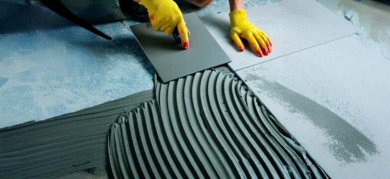 Parede chapiscada: saiba como fazer o chapisco e pintar